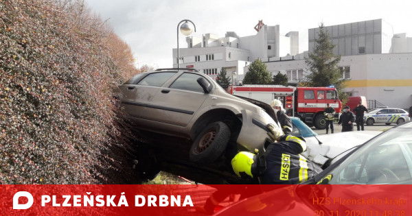 Známe důvody kuriózní nehody z Tachova, senior (84) nezvládl řízení ... Známe důvody kuriózní nehody z Tachova, senior (84) nezvládl řízení ...