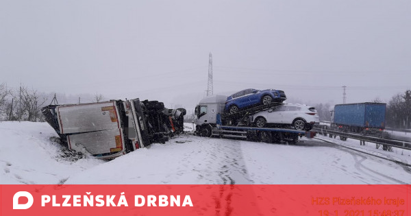 Nehoda dvou kamionů uzavřela provoz na dálnici D5, dopravu komplikuje husté sněžení | Nehoda ...