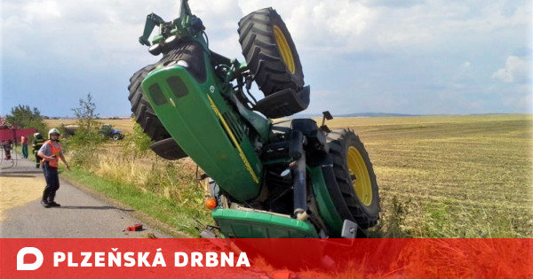 Při nehodě traktoru se na Plzeňsku vážně zranil jeho řidič
