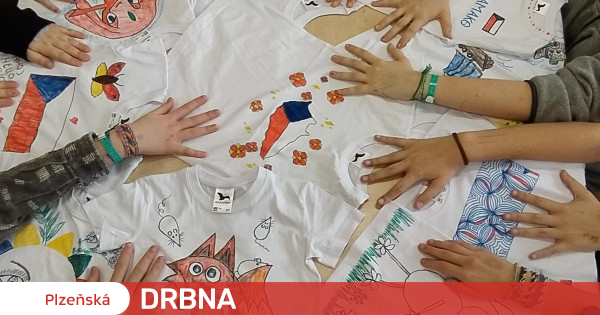 Nejmenší pacienti FN Plzeň namalovali trička pro sirotky v africkém ...