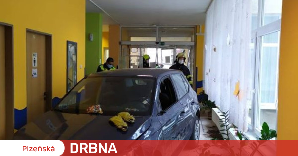 Narkoman úmyslně vletěl autem do domova důchodců a způsobil smrt jedné ...