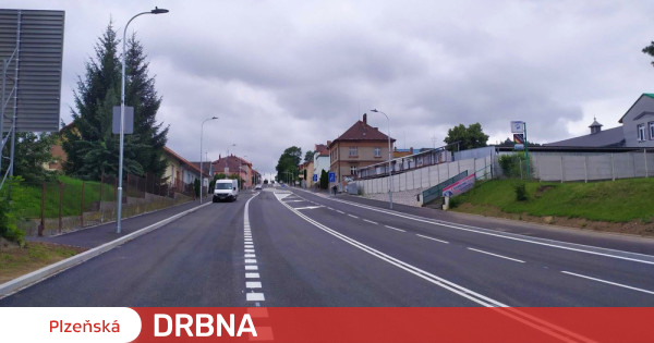 Skončila oprava ulice, ve které se po prvním lijáku vytvořily obří pukliny jen měsíc po její ...