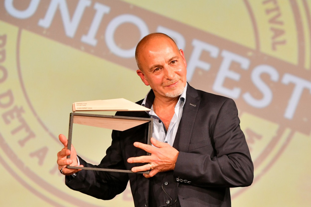 Juniorfest slavnostně odstartoval, cenu v podobě filmové klapky převzal ...