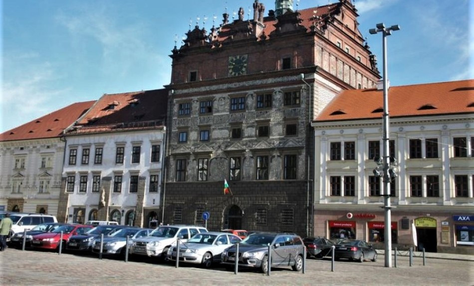 Nad osudem "papalášského" parkoviště před budovou magistrátu se stahují ...