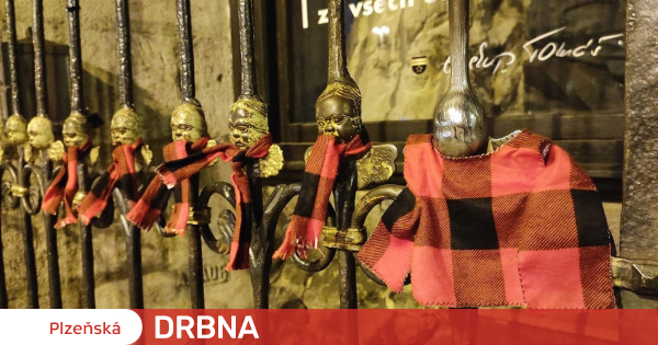 Světoznámého andělíčka Ošahánka oblékli symbolicky do flanelu před ... Světoznámého andělíčka Ošahánka oblékli symbolicky do flanelu před ...