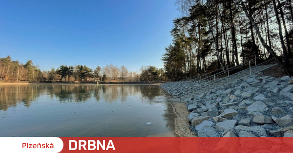 Jižní břeh oblíbeného Šídlováku je již zpevněný, má dvě nová schodiště ...