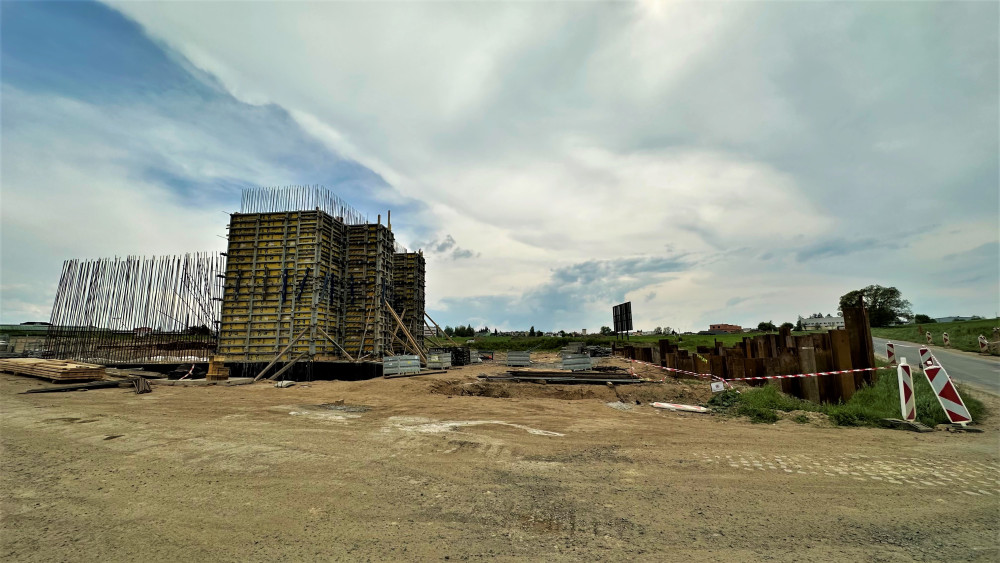 Bagry musely zbourat kvůli lidské chybě nově vybudovaný mostní pilíř na ...