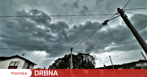 Silná bouře řádila na západě Čech, stromy padaly na auta i na silnice ... Silná bouře řádila na západě Čech, stromy padaly na auta i na silnice ...