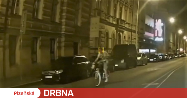 Strážníci zveřejnili vtipné video z kontroly opilého cyklisty. Proháněl ...