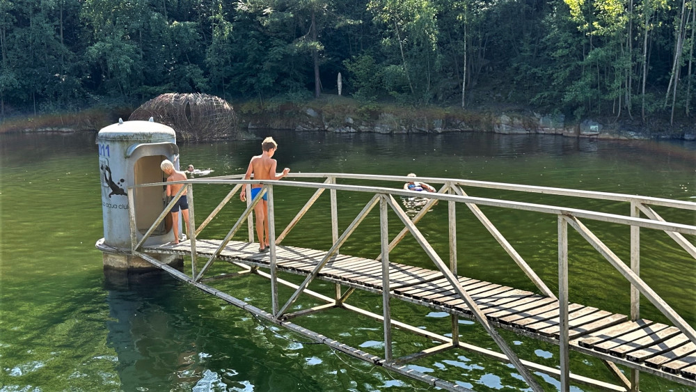 Lomeček bojuje o záchranu slavné podvodní pozorovatelny. Navštěvují ji ...