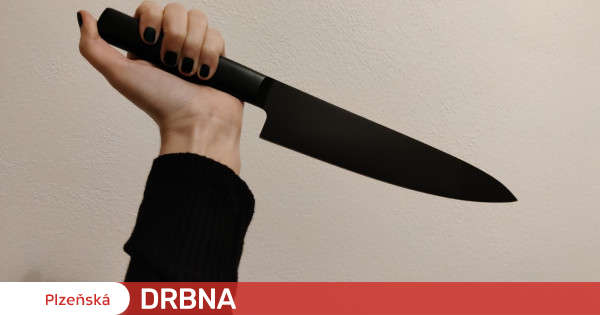 Žena v sebeobraně bodla útočníka nožem, poté mu okamžitě přivolala ...