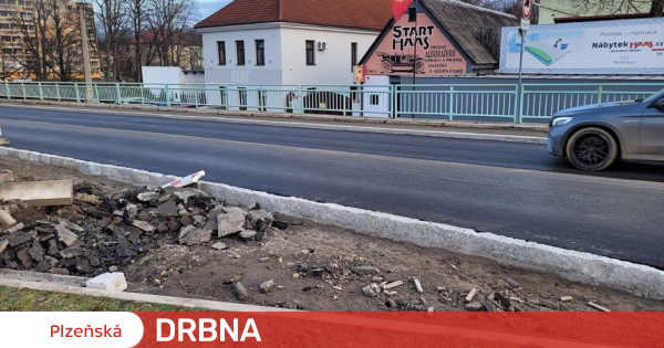 Skončila oprava hlavní tepny Rokycan, zbývá už jen dodělat chodníky | Skončila oprava hlavní ...