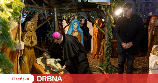 Betlém na plzeňském náměstí je kompletní. Biskup Tomáš Holub již uložil Jezulátko do jesliček