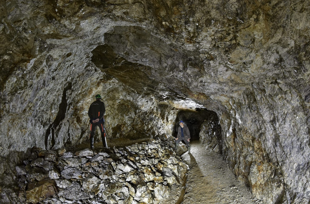 Jediný přístupný důl na slídu v Česku vypadá jako z pohádkového světa ...