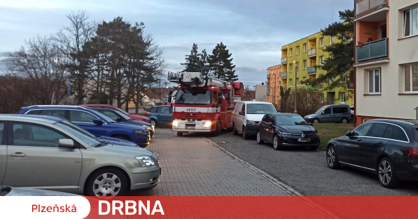 Řidiči parkují na místech určených výhradně pro hasiče, ti se pak k ...