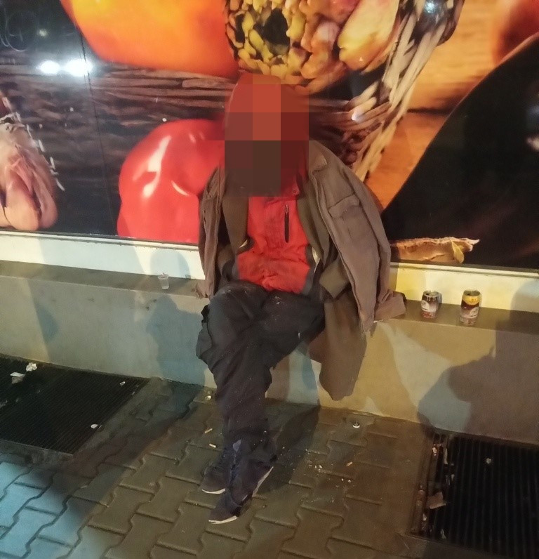 Bezdomovec seděl s mokvající ranou na parapetu domu. Ačkoli měl silné ...