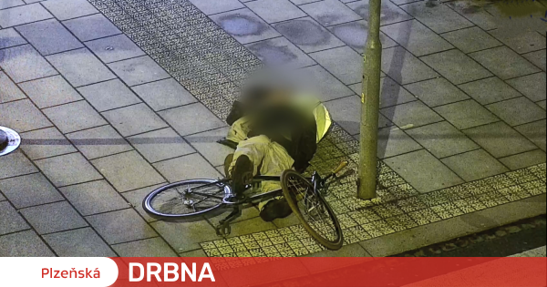 Boj se semaforem opilý cyklista prohrál. Po nárazu do sloupu utrpěl ...