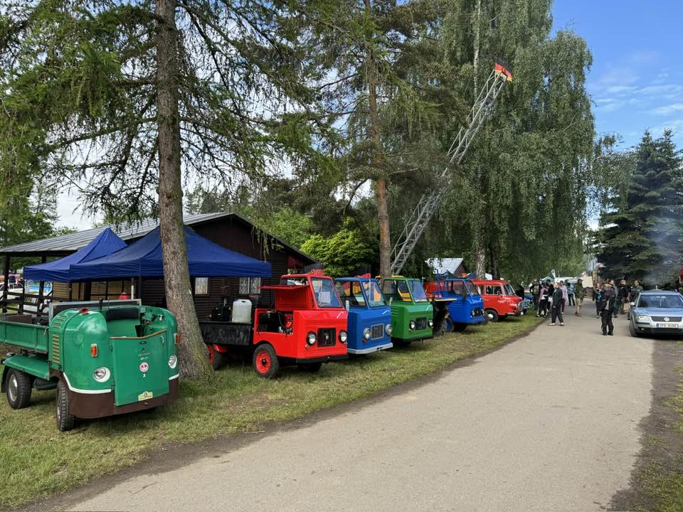 Multikára nebo ještěrka, ikonická pracovní vozidla z bývalé NDR zná úplně každý. Teď přijedou na ...