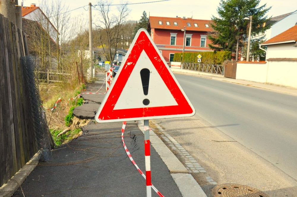 Nestabilní svah ujel do soukromé zahrady. Na místě se teď začíná ...