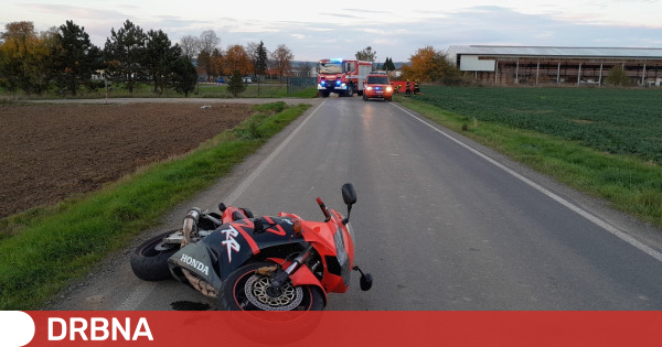 Motorkář nepřežil střet s automobilem. Nezvládl řízení, spadl z motocyklu a pak ho smetl ...