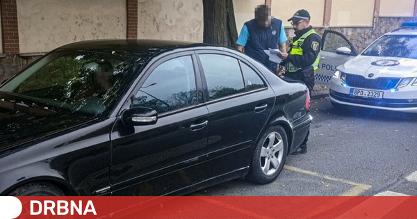 Dva piráti silnic to na povolené padesátce hodně přehnali s rychlostí ...