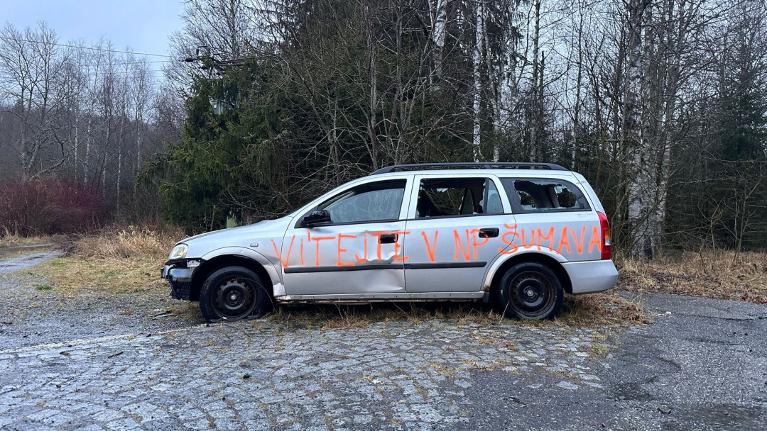 Už rok hyzdí NP Šumava odstavený autovrak. Neznámý vtipálek ho opatřil ...