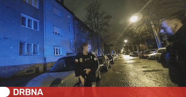 Bez kalhot se potácel po ulici silně opilý muž. Byl zmatený a celý se ...