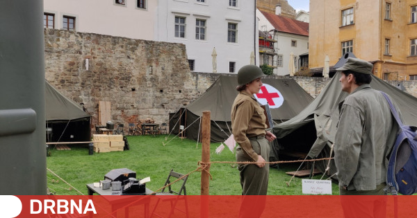 Evakuační nemocnice se v roce 1945 starala vojáky i místní obyvatele, spolek teď hledá dobové ...