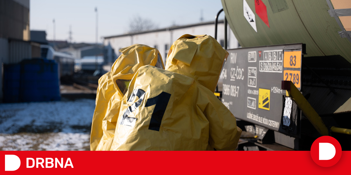 VIDEO: Drážní hasiči nacvičovali zásah, kdy z poškozené cisterny ...