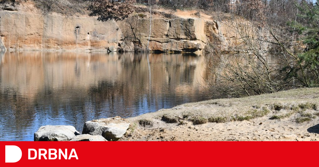 Kvalitu vody v oblíbeném jezírku zhoršují lidé, kteří krmí ptáky i nečistoty při přívalových deštích