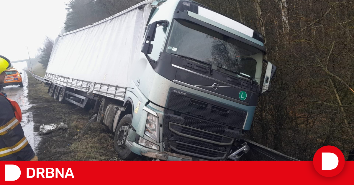 Kamion se po smyku na mokrém povrchu dálnice D5 otočil o 180 stupňů a narazil do svodidel