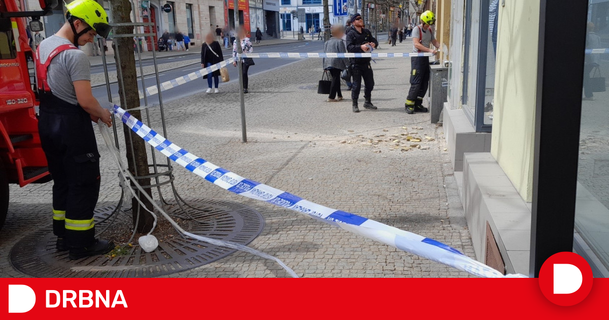 Z římsy domu na velmi rušné Americké třídě se odloupl velký kus omítky ...