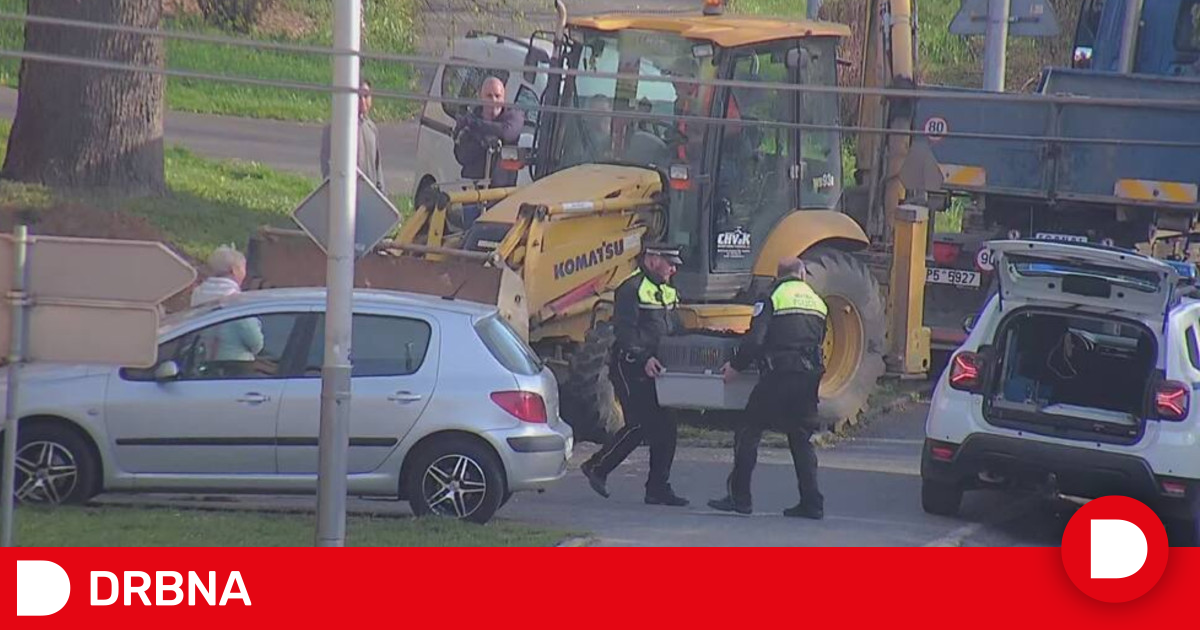 Bobr se usadil pod bagrem a odmítal odejít, výkopové práce musely počkat