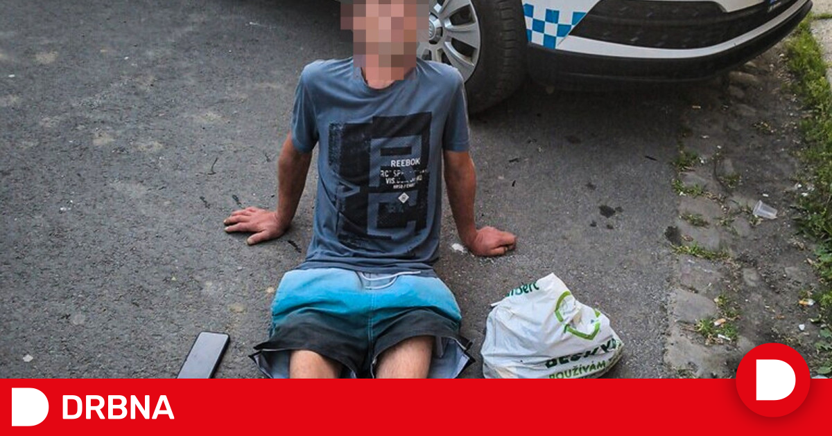 Silně opilý muž se plazil ulicí, pak napadl přivolané záchranáře
