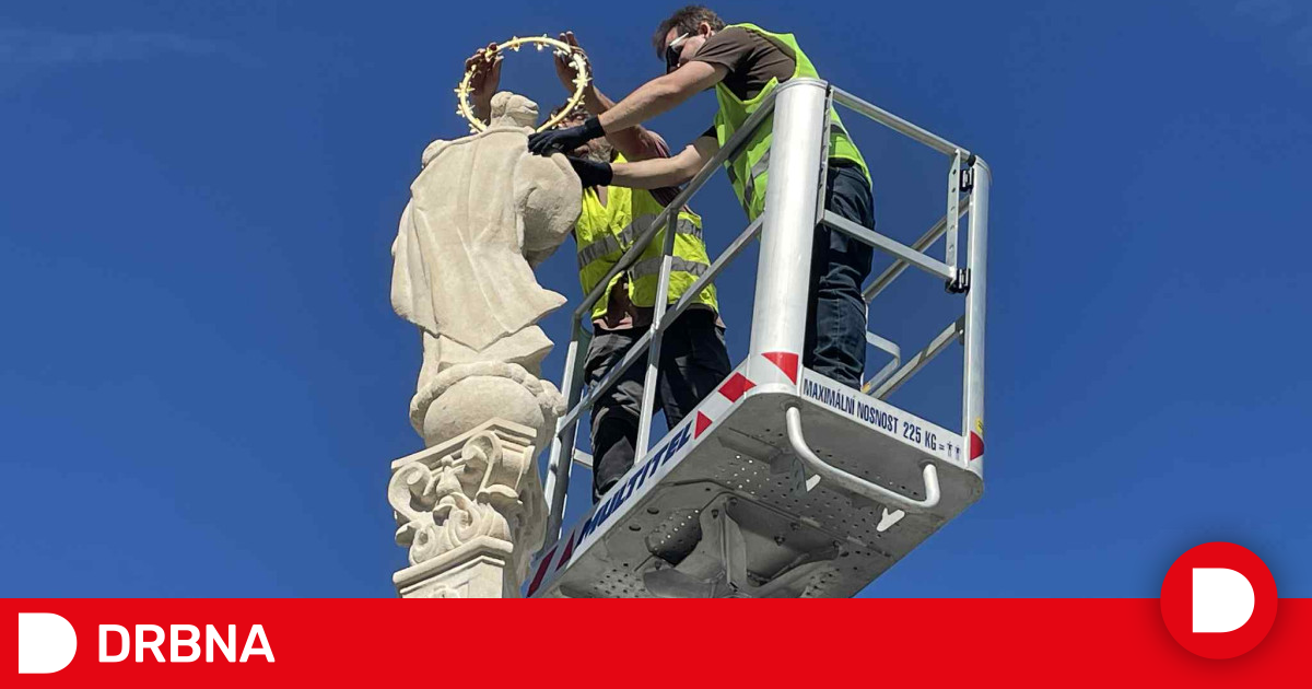 Po 50 letech stojí opět na opraveném náměstí v Tachově mariánský sloup