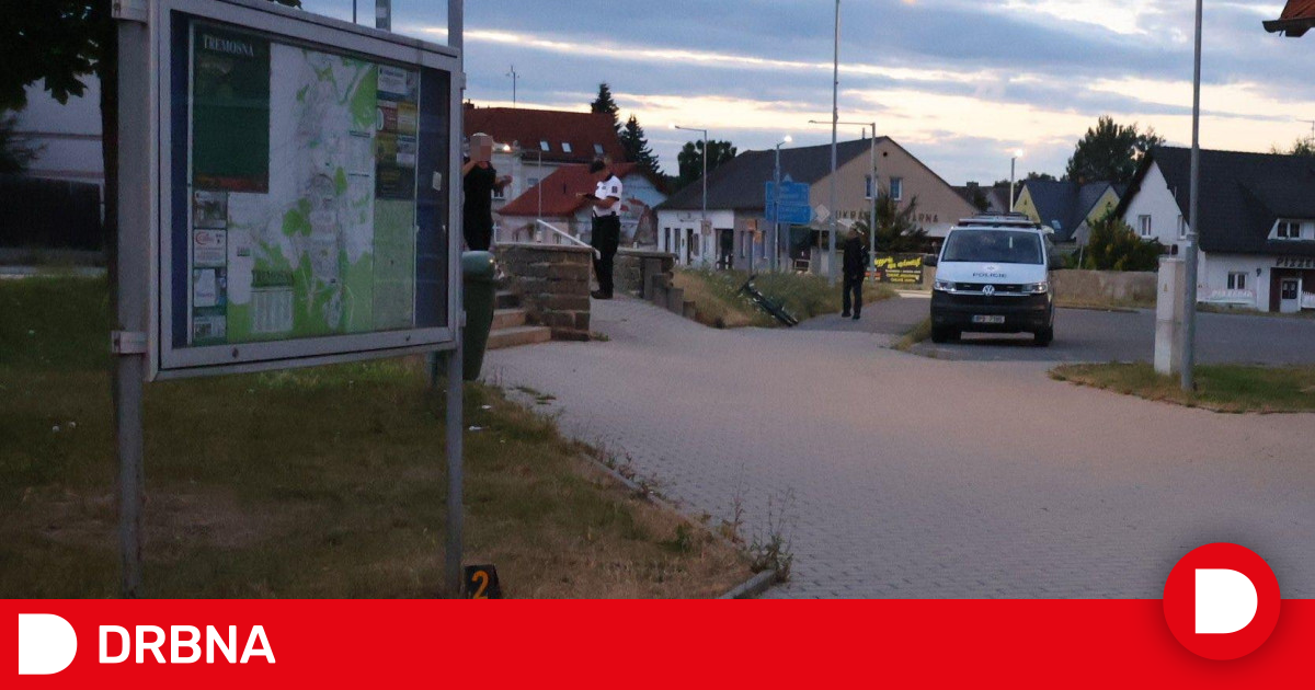 Silně opilý cyklista se rozplácl o reklamní tabuli a pak napadl záchranáře