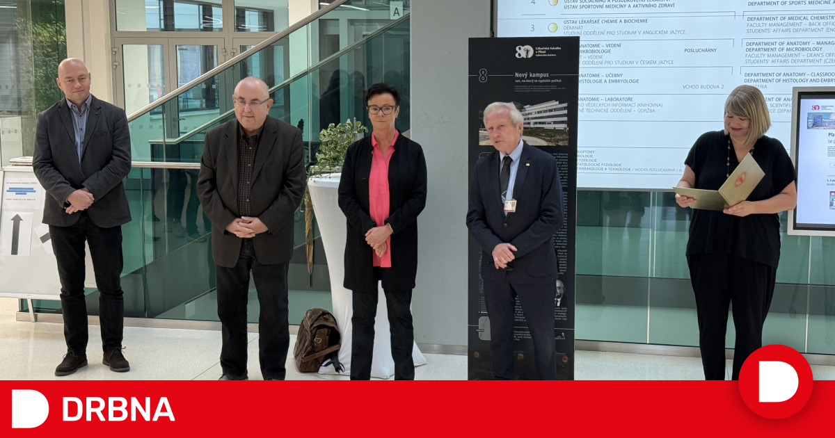 Lékařská fakulta v Plzni otevřela naučnou stezku k 80. výročí svého založení