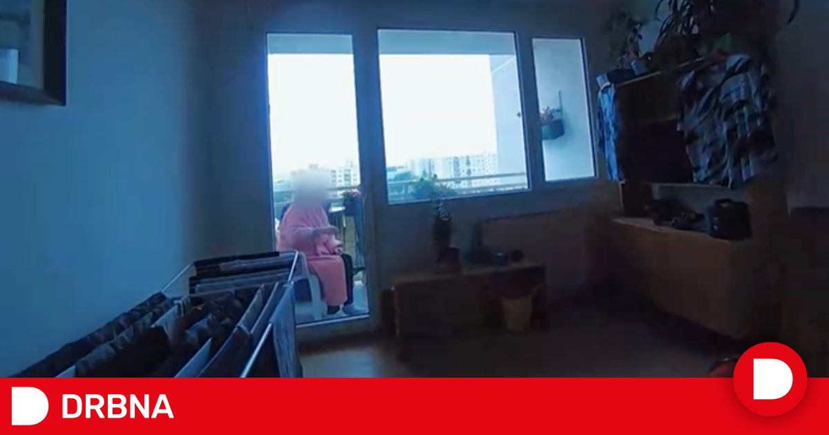 Seniorku v županu omylem uvěznil její syn na balkoně v osmém patře a ...