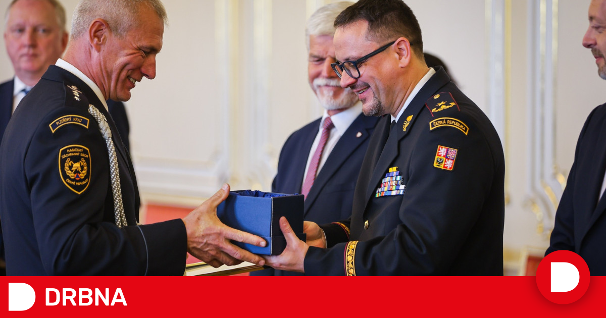 Hasič vytáhl řidiče z kamionu, který uvízl na přejezdu, a běžel ...