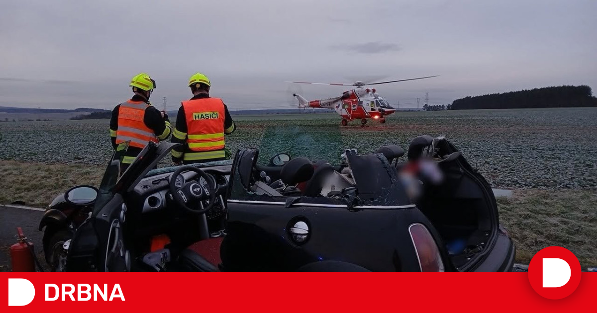 Vážná nehoda osobáku, hasiči museli při vyprošťování řidičky odříznout ...