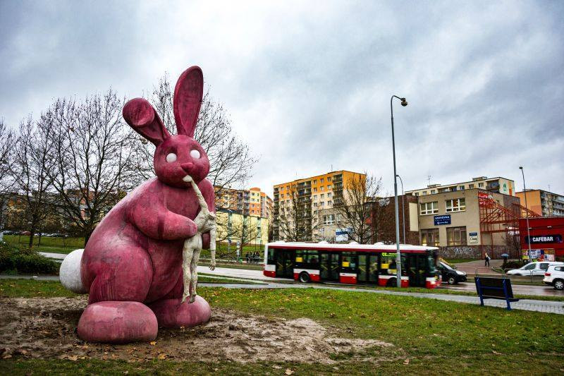 Socha krátce po slavnostním odhalení, foto: Fakulta designu a umění ...