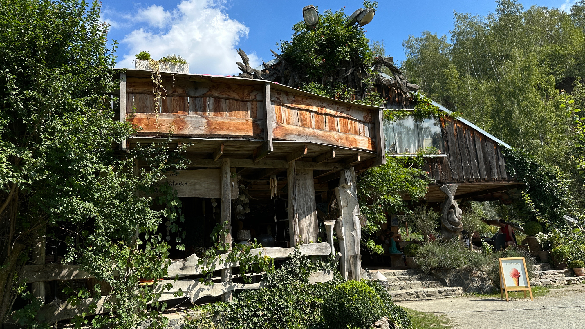 Unikátní je i objekt s občerstvením, který slouží jako malá galerie ...