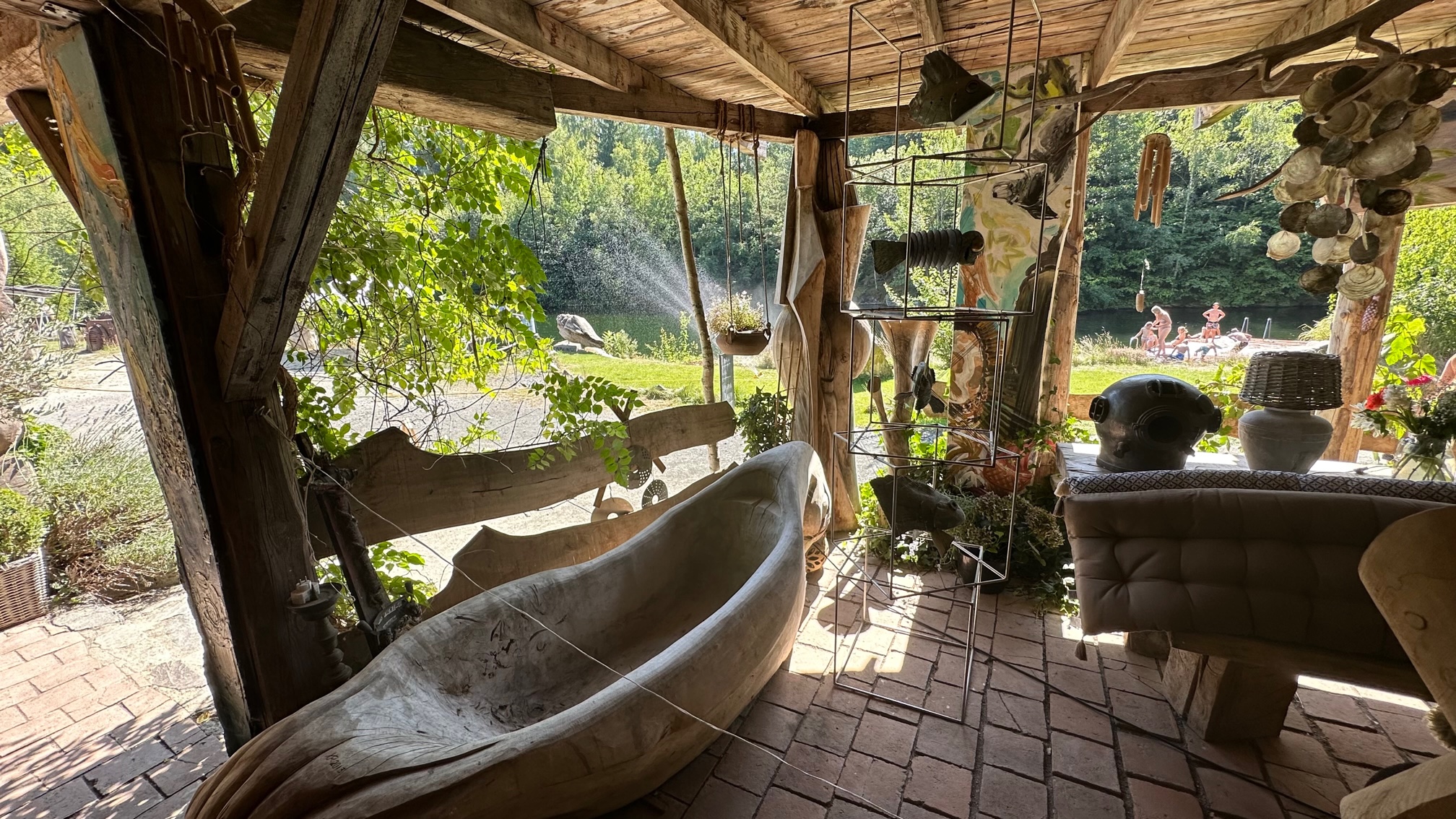 Unikátní je i objekt s občerstvením, který slouží jako malá galerie ...