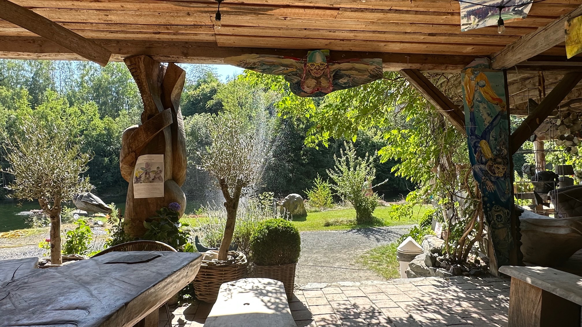 Unikátní je i objekt s občerstvením, který slouží jako malá galerie ...